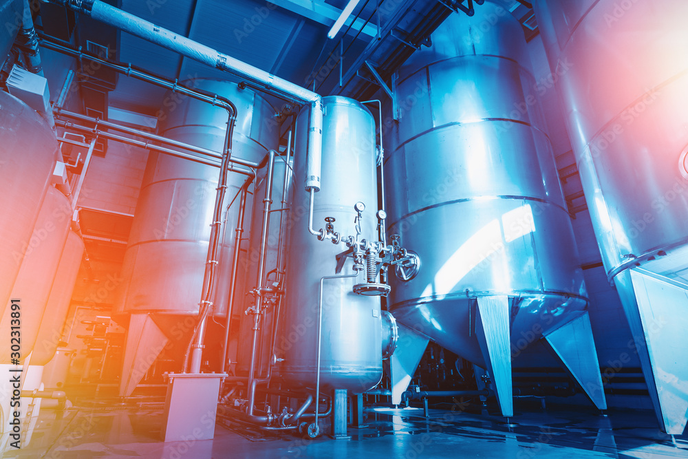 Foto de Large reservoirs and tanks and pipes in modern water production ...