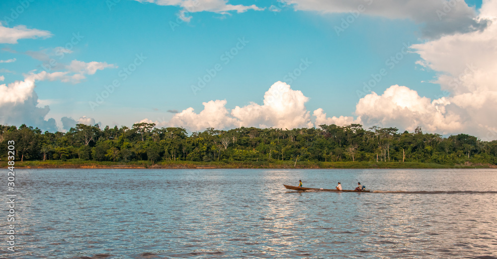 recorrido en rio amazonas a orillas de la selva amazonica de peru en un ...