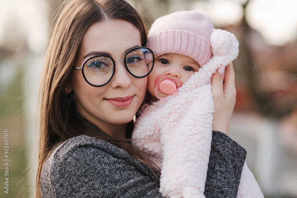 Fotka „Portrait of mother and her little baby girl. Beautiful mom and ...