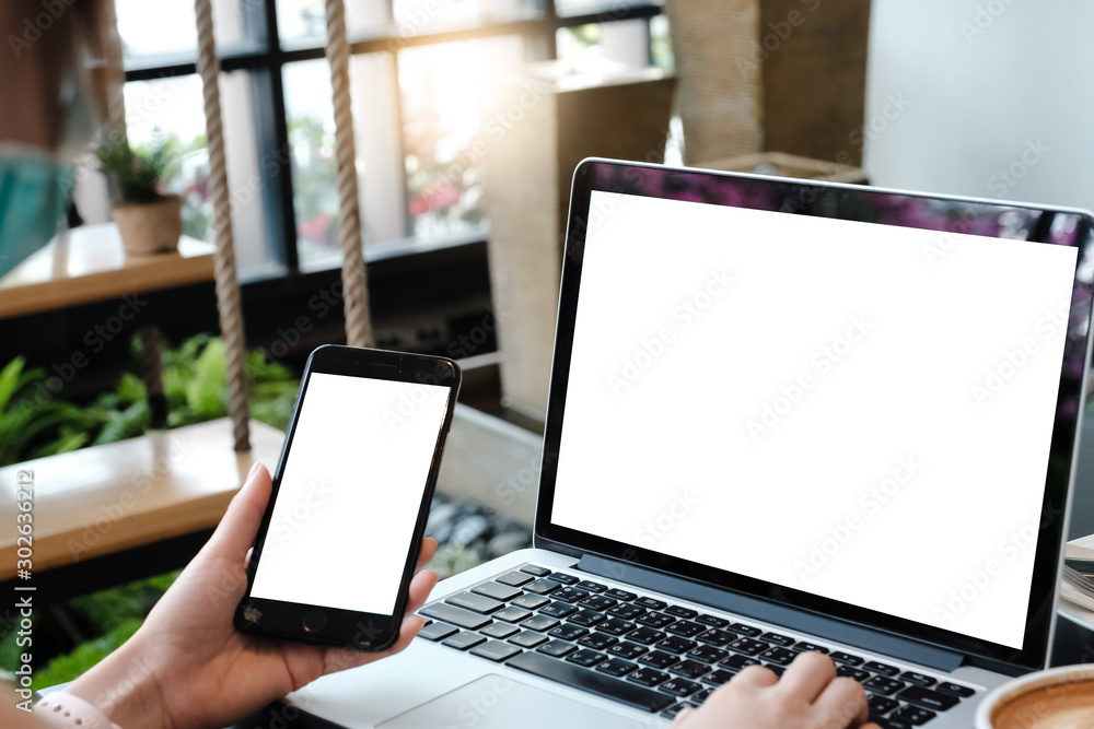 Foto Stock mockup image computer,cell phone blank screen for hand ...