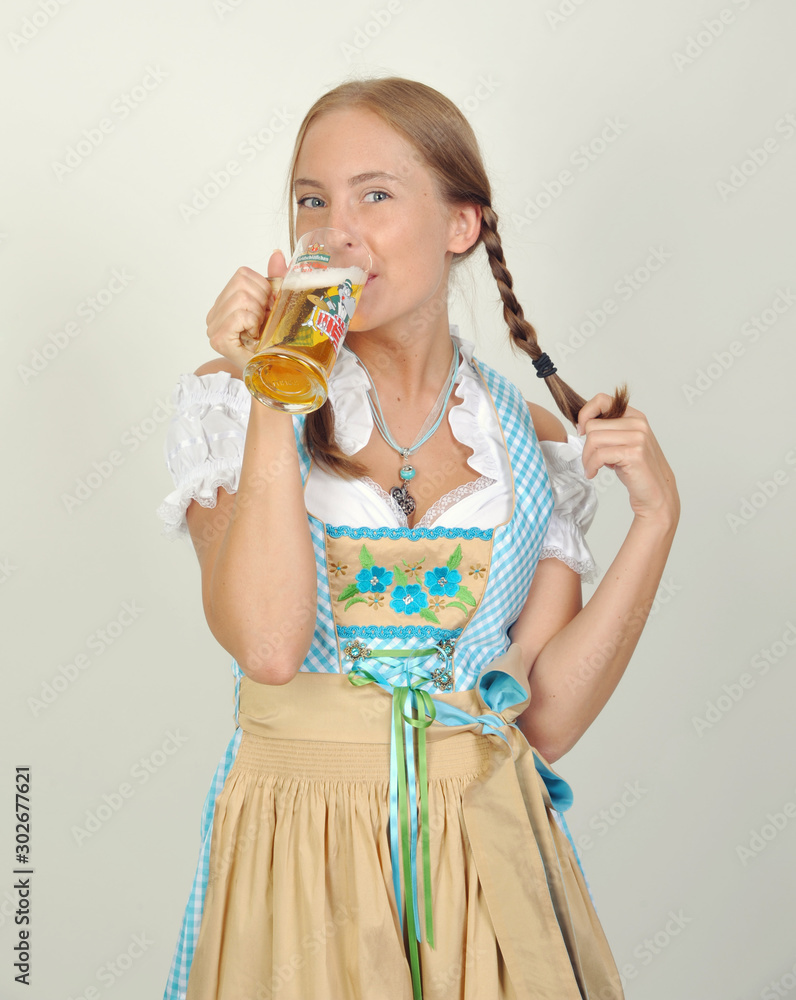 Foto de Frau im Dirndl mit Maß Bier Mass do Stock | Adobe Stock