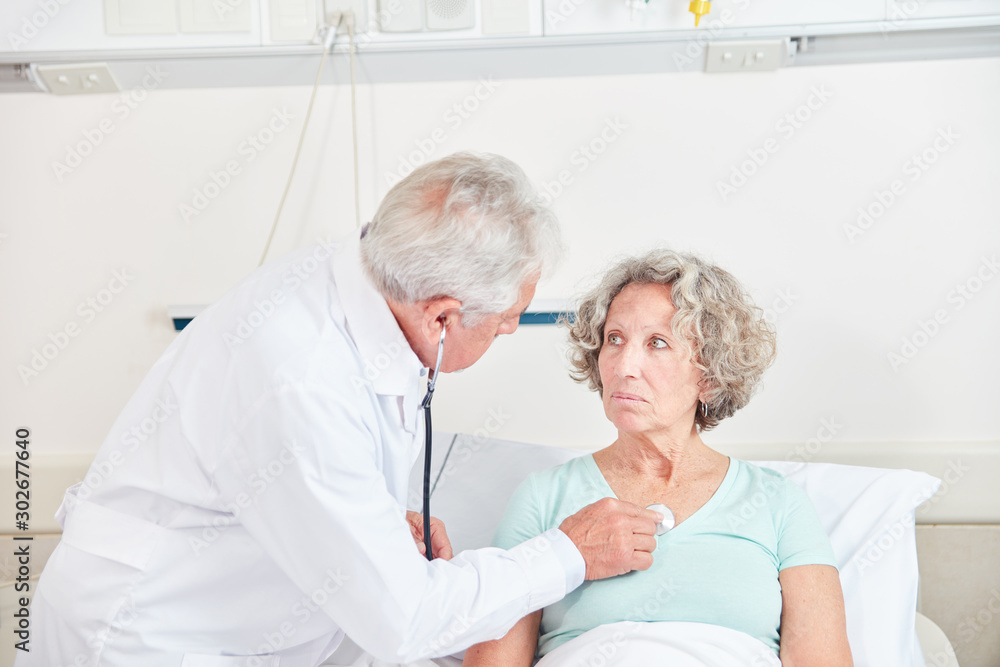 Arzt bei der Untersuchung einer Patientin Stock Photo | Adobe Stock