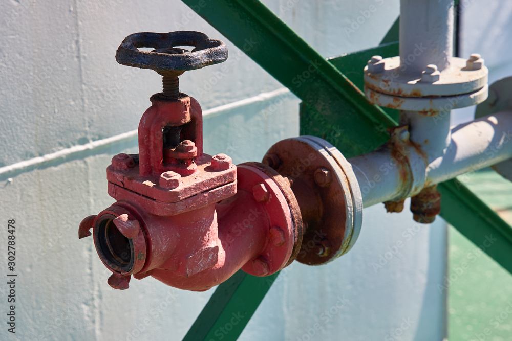 Fire valve for connecting a fire hose used to extinguish a fire on a ...
