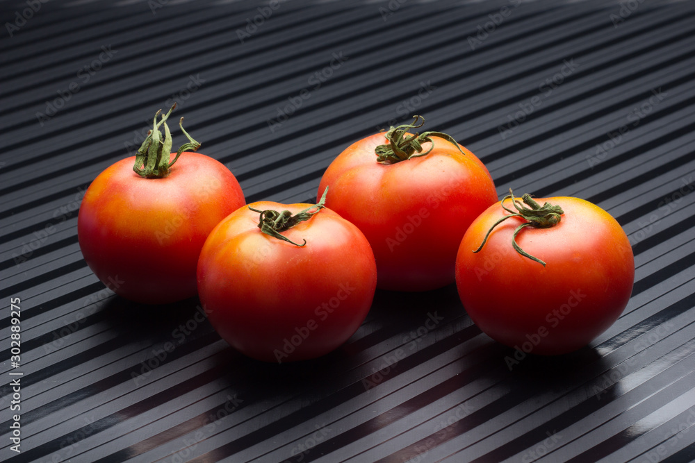 Tomate rojo y madura, preparado para poner en la ensalada y comer crudo ...