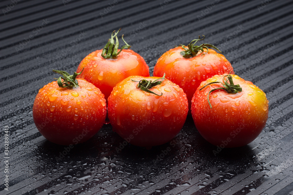 Tomate rojo y madura, preparado para poner en la ensalada y comer crudo ...