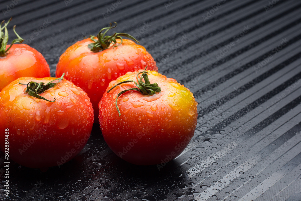 Tomate rojo y madura, preparado para poner en la ensalada y comer crudo ...
