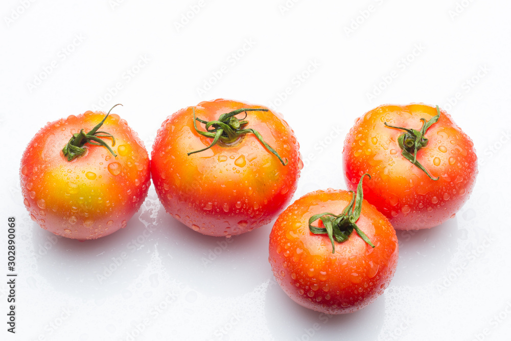 Tomate rojo y madura, fruta saludable llena de vitaminas y ...