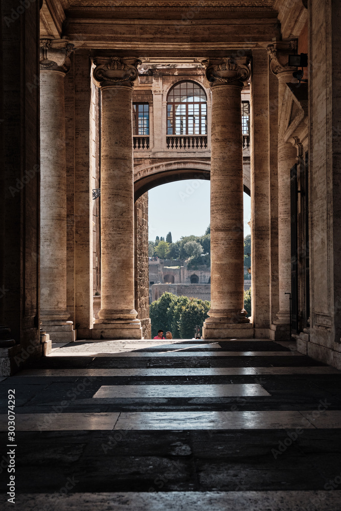 Foto de Rome, Italy, under the arches of the gallery of the Capitoline ...