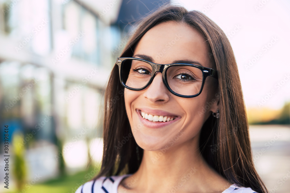 Fashionable student. Full-face portrait of a good-looking female ...