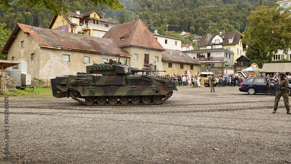 Bundesheer Panzer im Einsatz vor der Kaserne Stock Photo | Adobe Stock