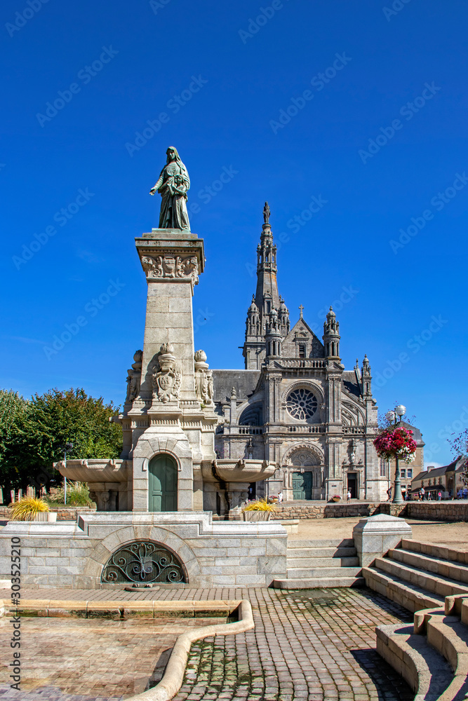 Sainte-Anne-d'Auray. Statue de Sainte-Anne, fontaine et basilique ...