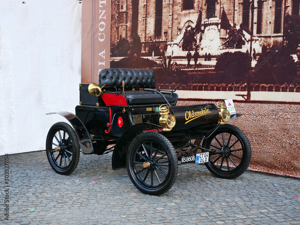 1904 Curved Dash Oldsmobile on display. This runabout was the first ...