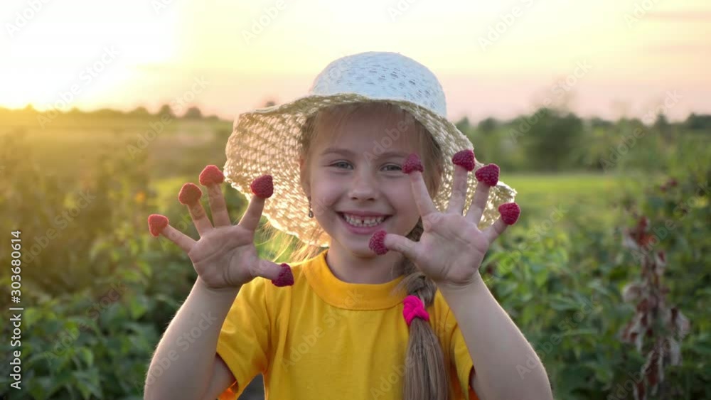 Vidéo Stock Little girl in a straw hat laughs showing hands with ...