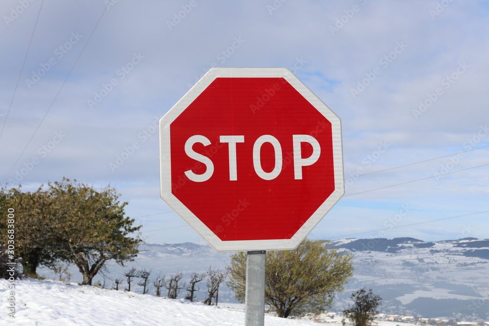 Panneau STOP - panneau de signalisation routière sur fond de paysage ...