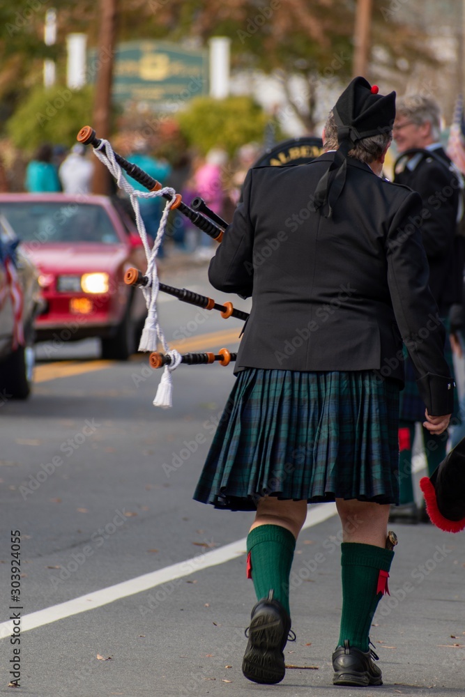 Foto de Scottish bagpipe player in full uniform playing the bagpipes ...