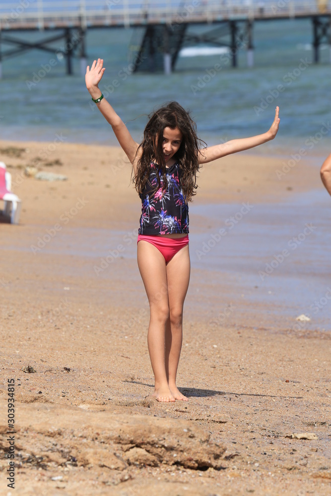 Mädchen am Strand/Meer Stock Photo | Adobe Stock