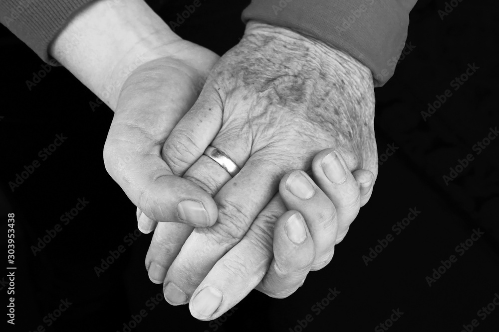Eine helfende Hand im Alter ist wichtig. Hilfe und Pflege im Alter ...