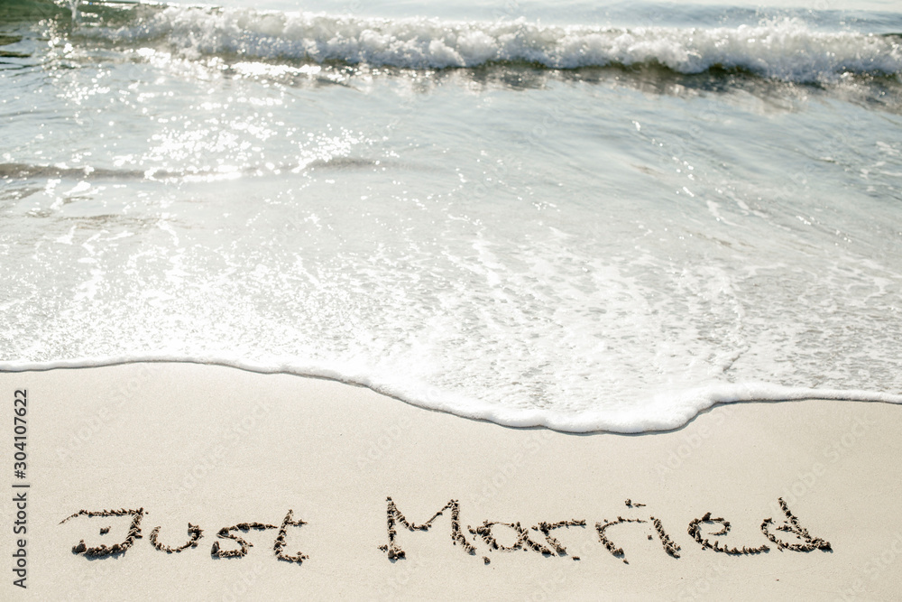 Just Married am Strand Stock Photo | Adobe Stock