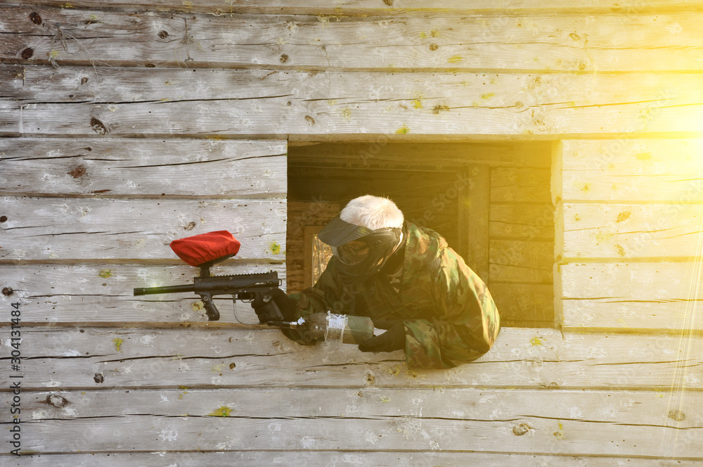 Foto Stock Active paintball game. A paintball player in a protective ...