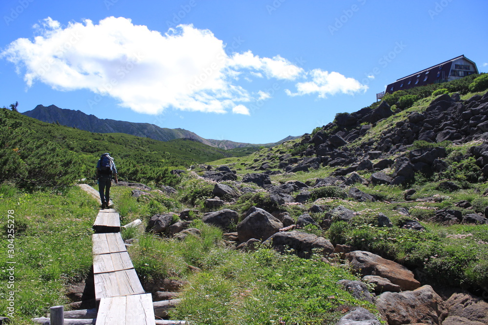雲ノ平山荘と登山者 Stock Photo | Adobe Stock