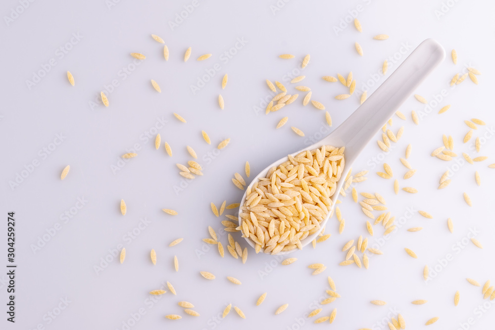 Orzo pasta, isolated on white background. Italian orzo pasta shaped ...