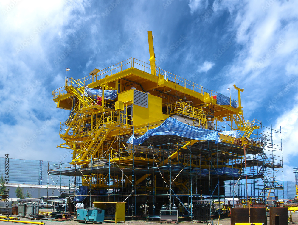 Foto de Offshore oil rig platform during construction site in the ...