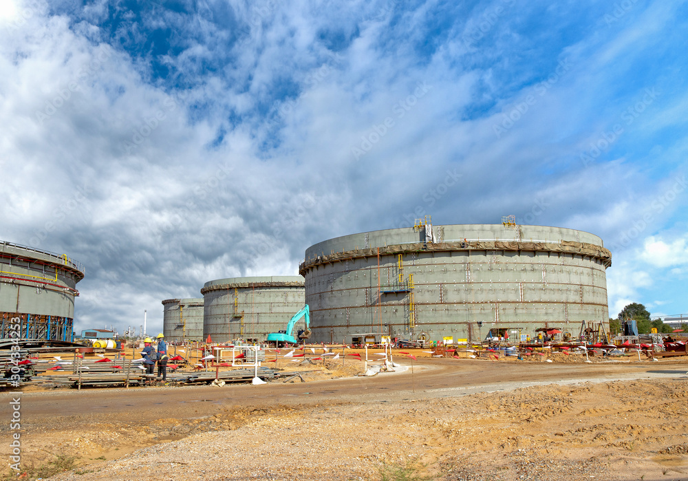 Construction site of Oil and gas industrial, Huge oil storage tank ...
