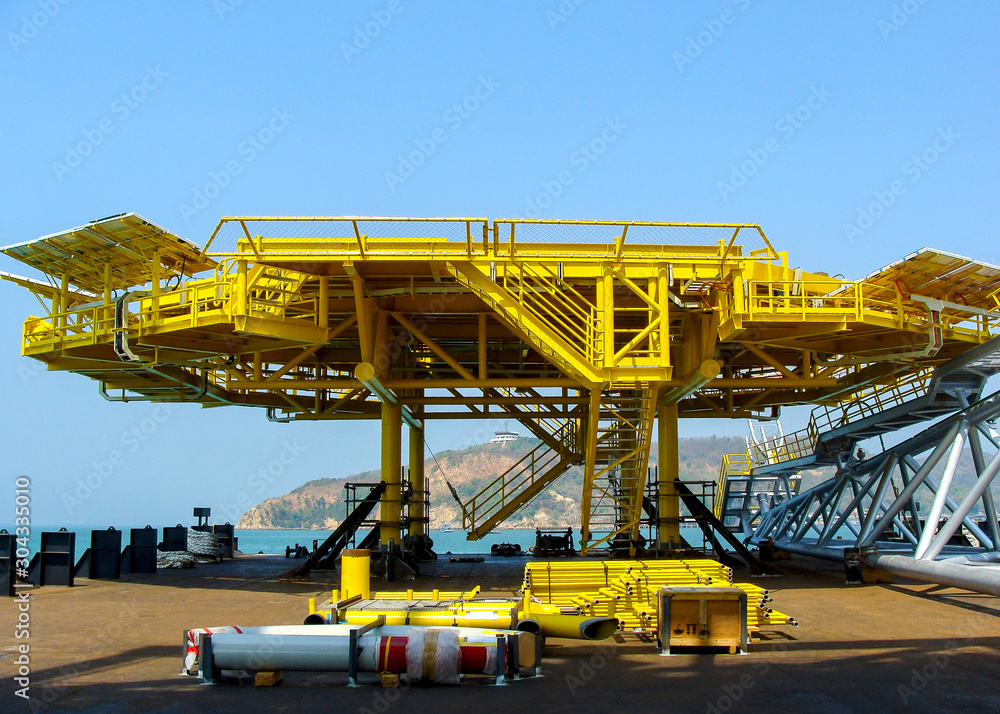 Foto de Offshore oil rig platform during construction site in the ...