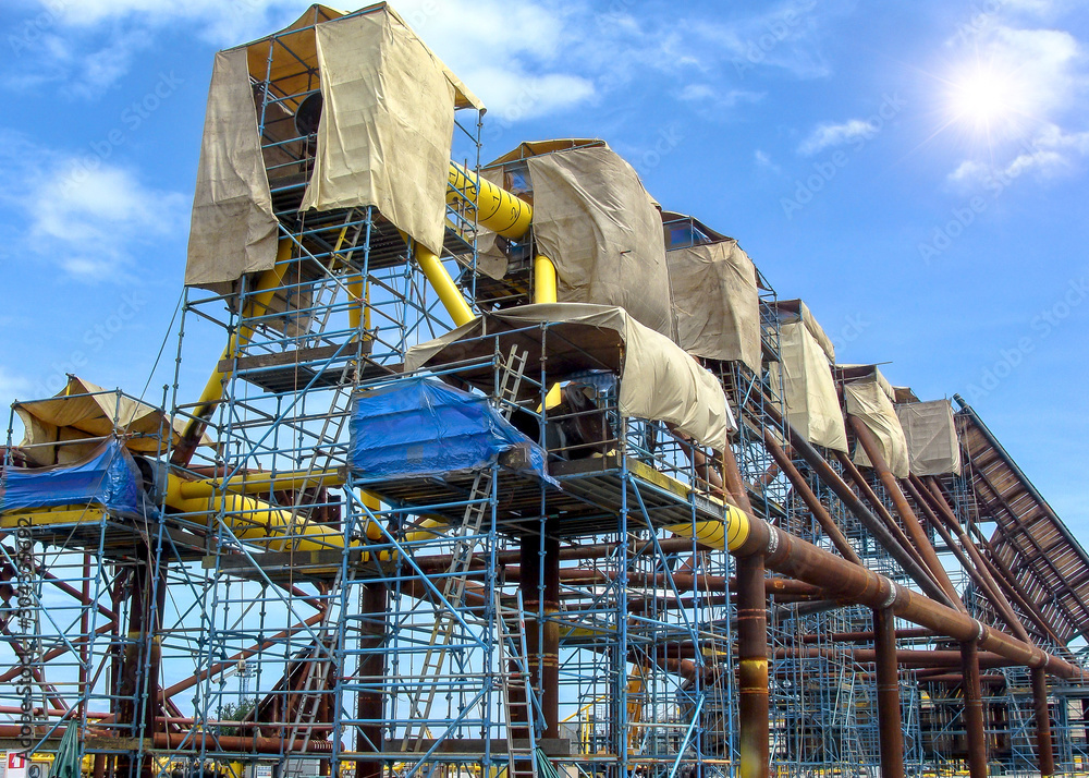 Foto de Oil rig platform during construction site in the harbor yard ...