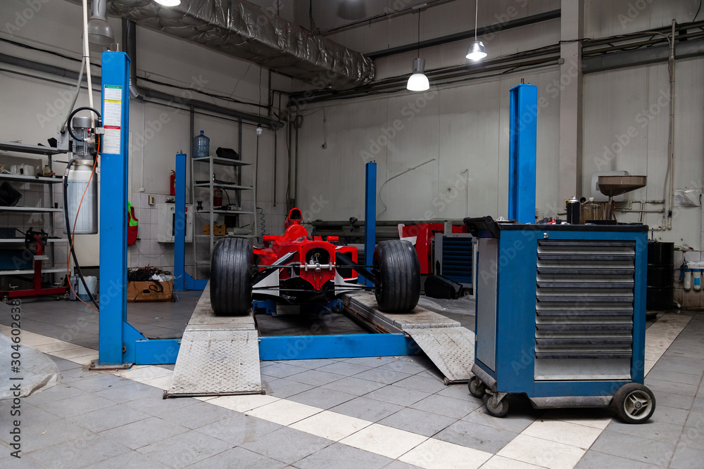 Foto de The process of repairing and restoring a red sports car at a ...