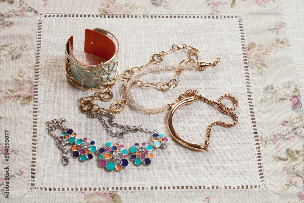 colliers et georgette posés sur une nappe Stock Photo | Adobe Stock