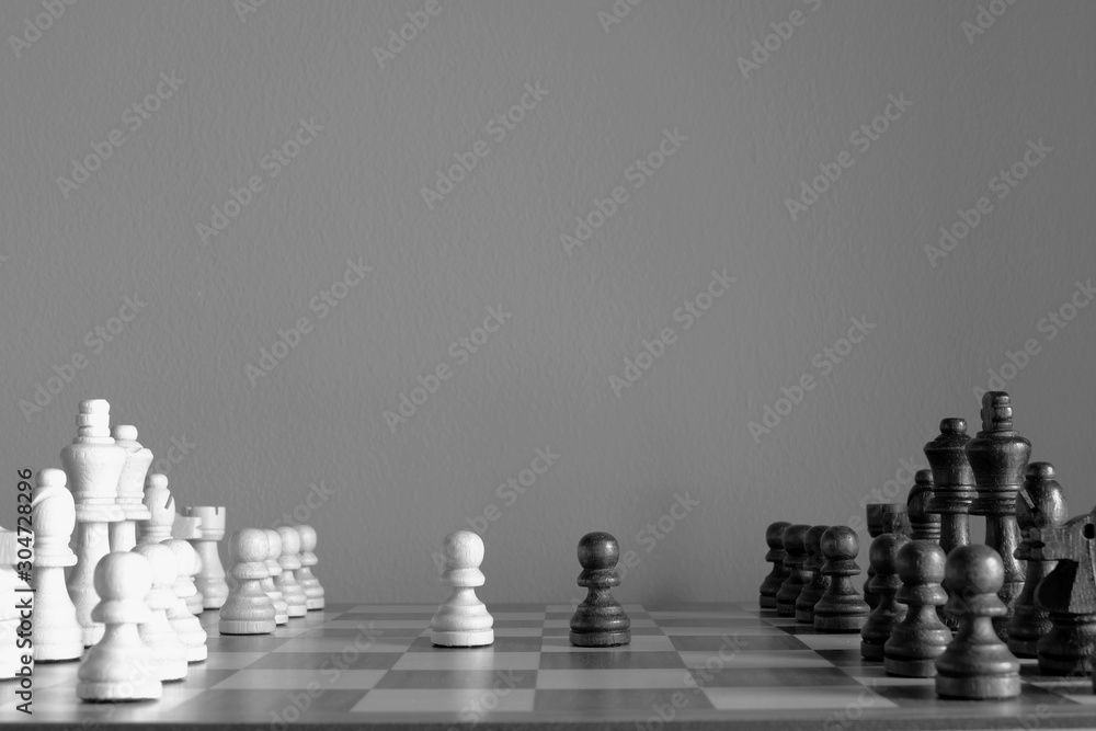 Foto de Pawn stand against each other. Chess board game. The battle ...