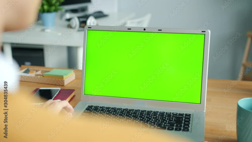 Video Stock Close-up of male hands using green screen chroma key laptop ...