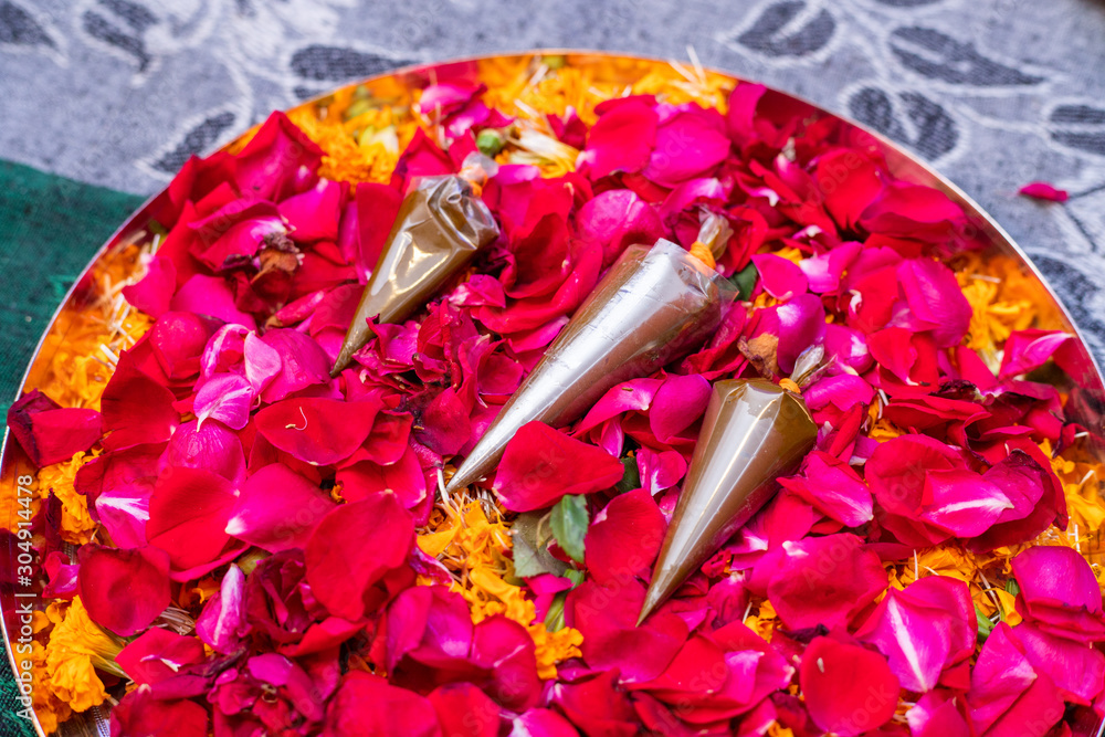 Indian wedding. Mehndi cone.Indian Pakistani Mehndi Cone on flowers for ...