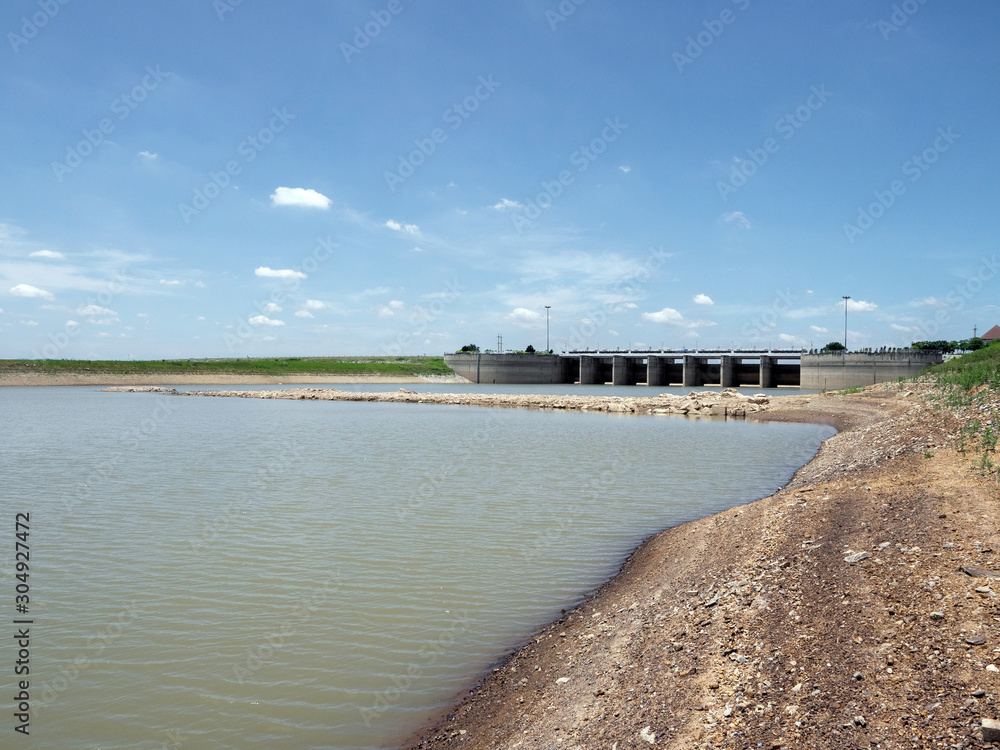 Rain does not fall causing the dam to not have water.See the ground ...