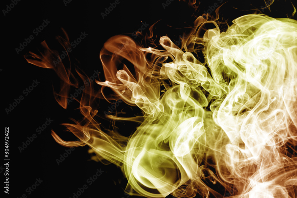 Fondo negro con humo de colores. Stock Illustration | Adobe Stock