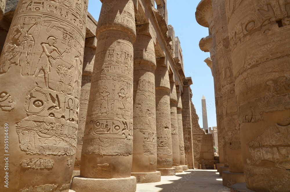 COLONNES SALLE HYPOSTYLE TEMPLE DE KARNAK LOUXOR EGYPTE Stock Photo ...