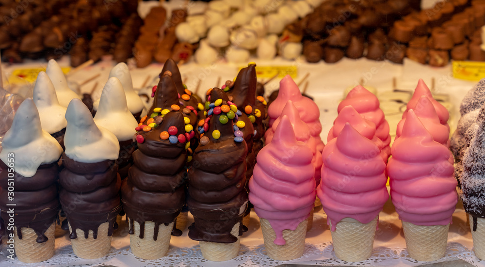 Foto de traditional austrian winter ice cream schokokusse im waffel ...