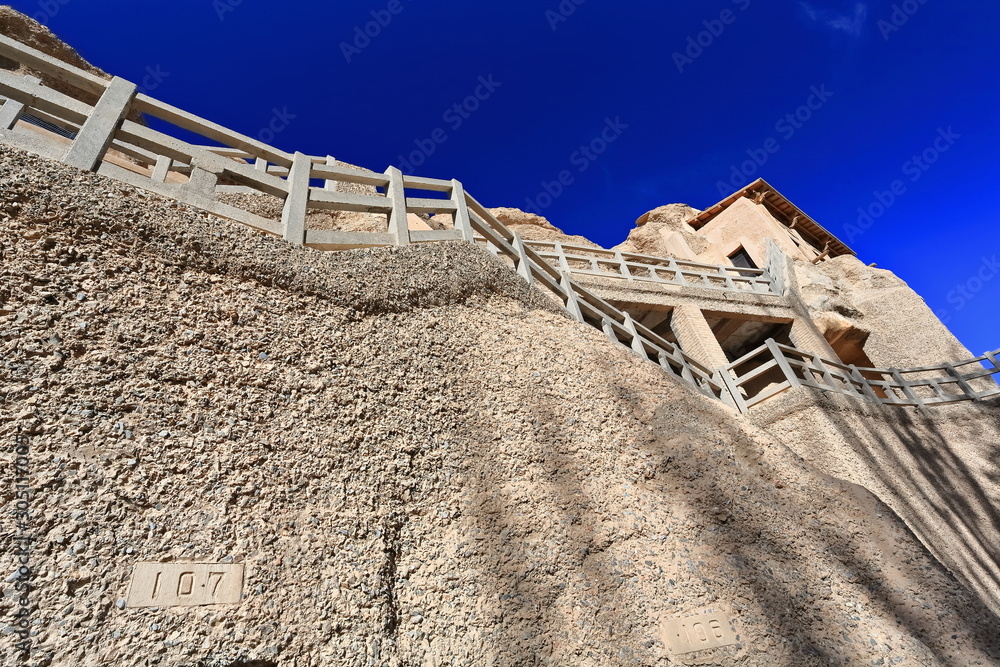 Foto de Walkways-passageways-hallways for visiting the Mogao Buddhist ...