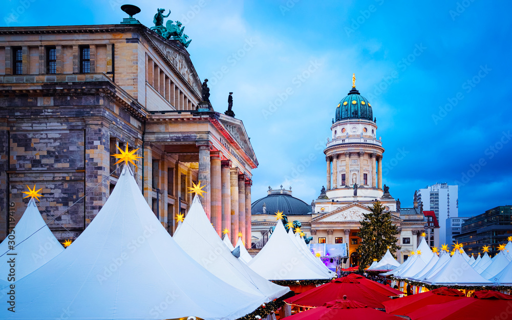 Foto de Night Christmas Market of Gendarmenmarkt in Winter Berlin, Germany. German street Xmas ...