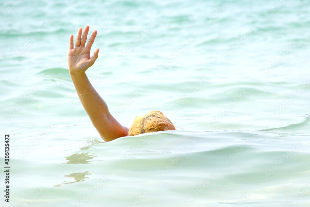 The man's hand drowned, he lifted his hand and asked for help from ...