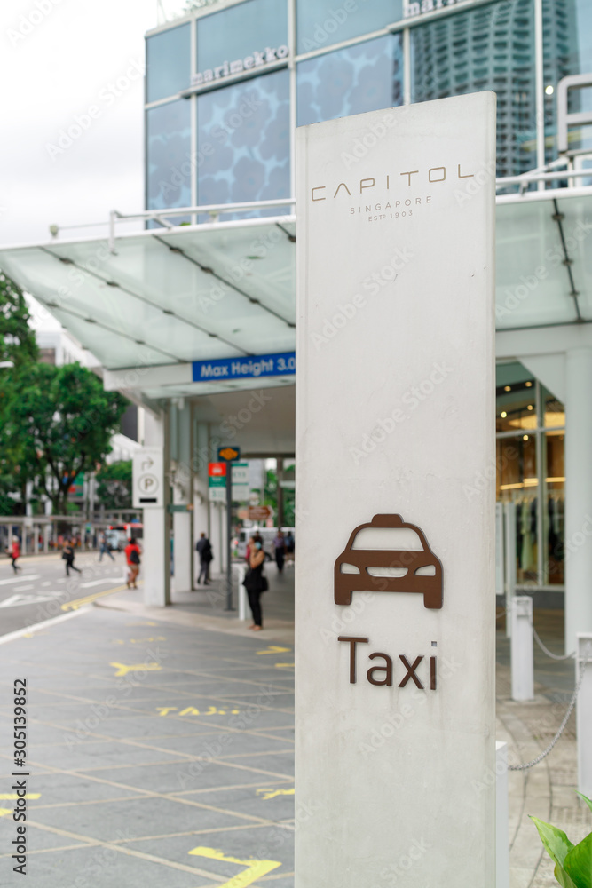 SINGAPORE - JANUARY 23, 2017_Taxi stand at Capitol Piazza Singapore ...