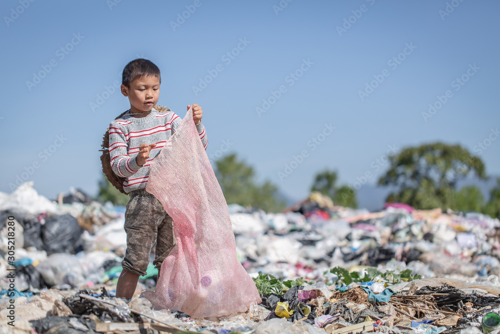 Foto de Poor children collect garbage for sale.and recycle them in ...