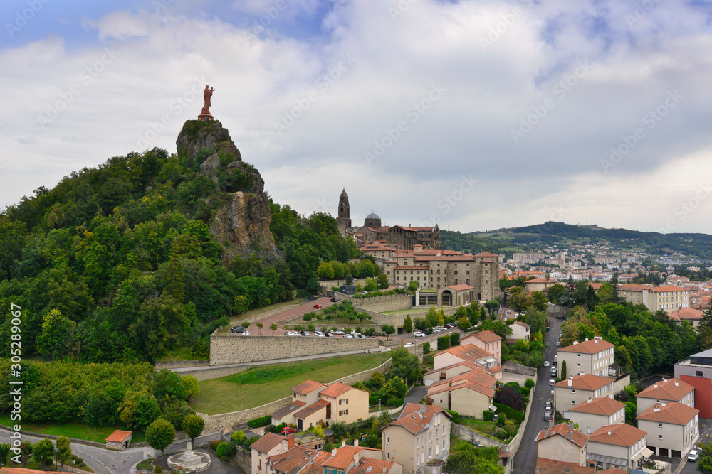 Plongée depuis l'Aiguilhe sur le Puy-en-Velay (43000) dominé par la ...