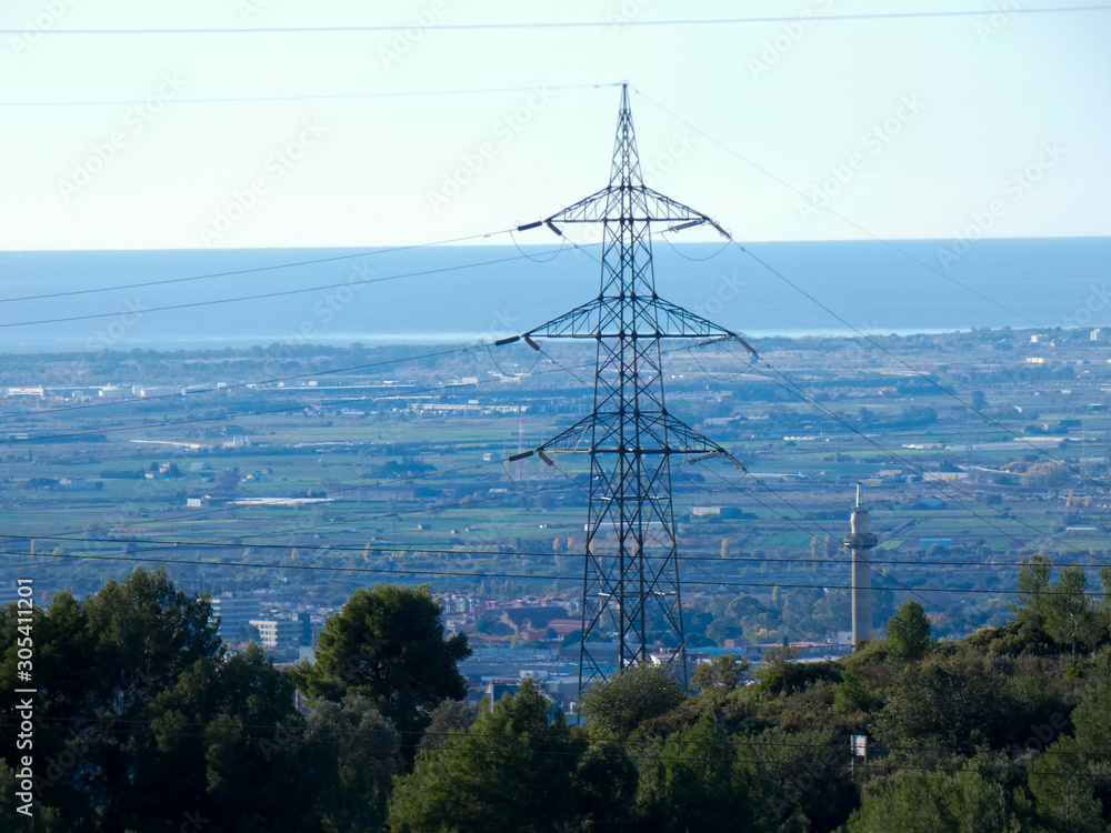Torres electricas; estructuras de ingeniería que se utilizan para ...