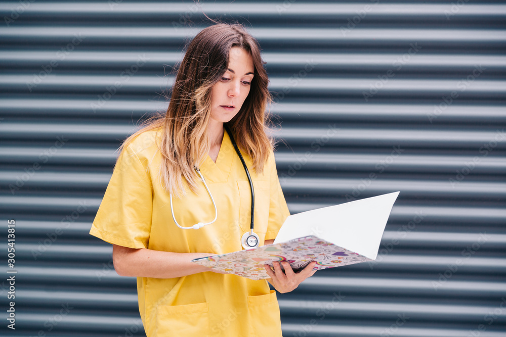 Enfermera pensativa leyendo unos informes sobre el diagnóstico un ...