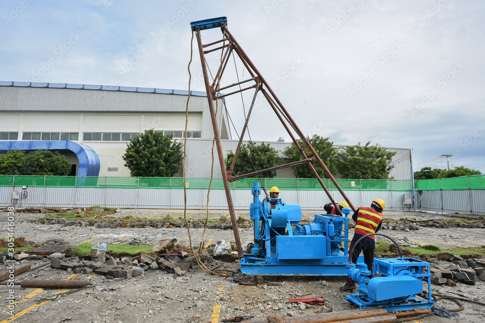 Construction workers assembly rig and machine for soil investigation ...