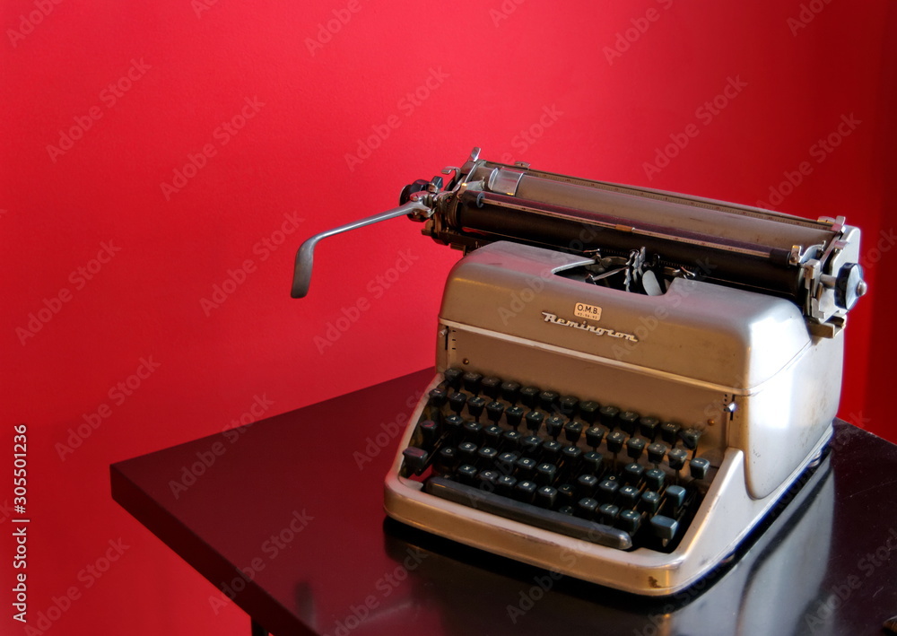Ancienne machine à écrire vintage. Stock Photo | Adobe Stock