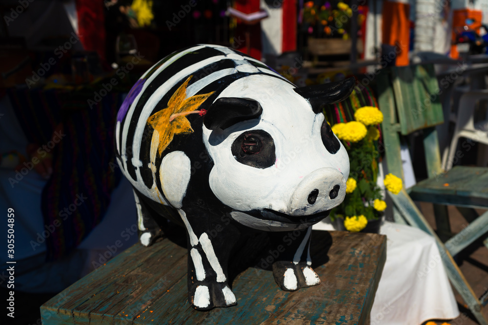Esqueleto de un cerdo en el día de los muertos en México. Stock Photo ...