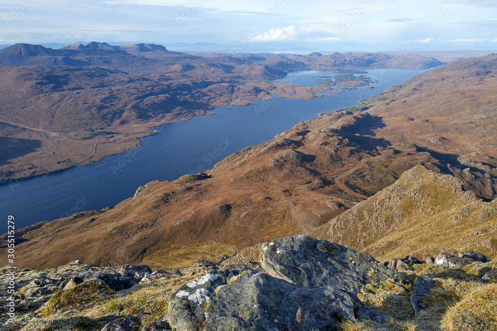 Foto de Looking down the steep rocky ridges from the summit of Slioch ...
